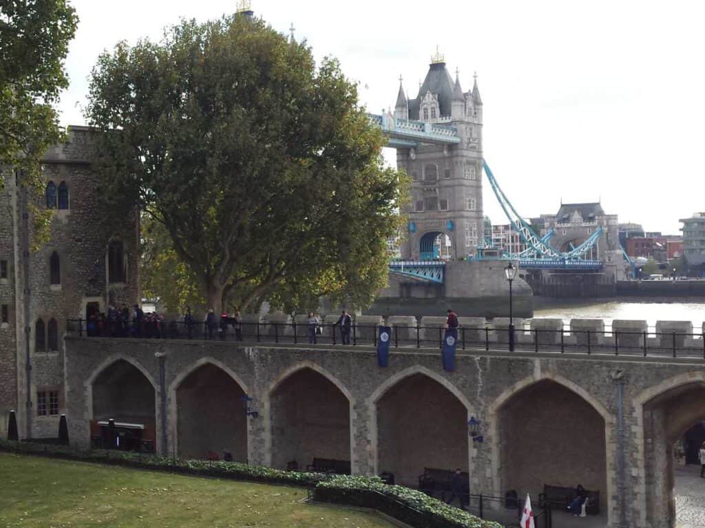 Tower of London - Die Kronjuwelen, legendäre Raben und die Geschichte ...