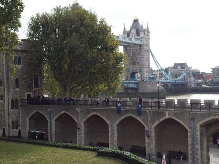 Tower of London - Die Kronjuwelen, legendäre Raben und die Geschichte ...